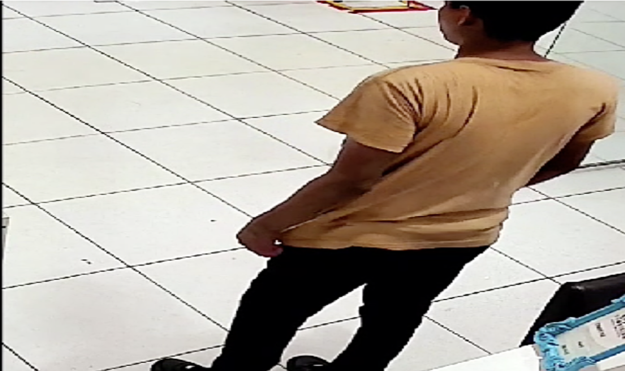 VÍDEO: tarado passeia em comércio com órgão genital à mostra - Hoje ...