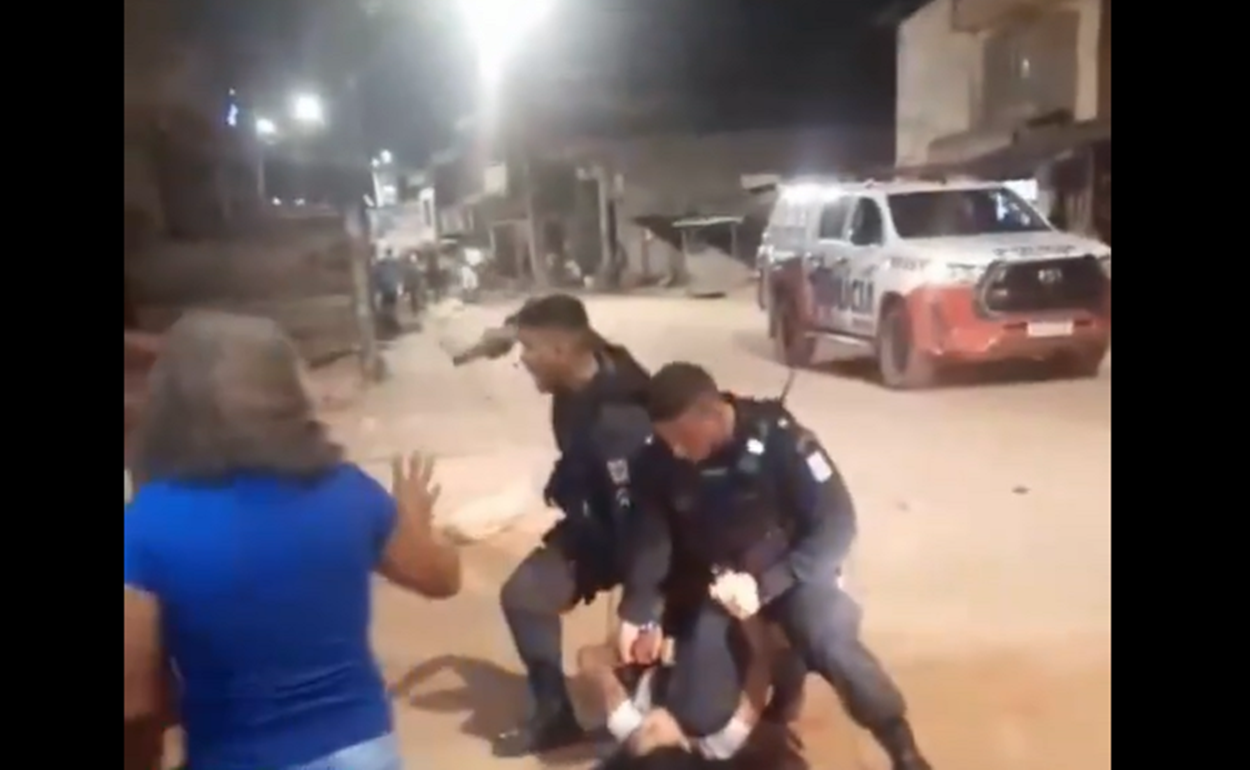 Vídeo: PMs imobilizam mulher trans e apontam arma - Hoje Amazônia